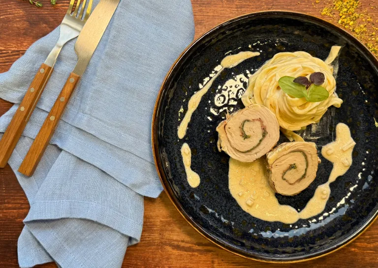 Involtini aus Putenbrust & flambierte Whisky-Sauce | Rezept